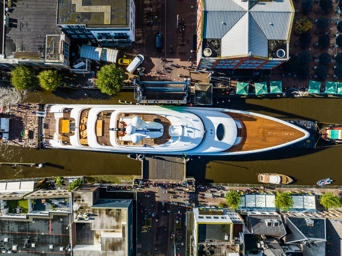 Superjacht van maar liefst 75 (!) meter wurmt zich door Alphen | Foto ...