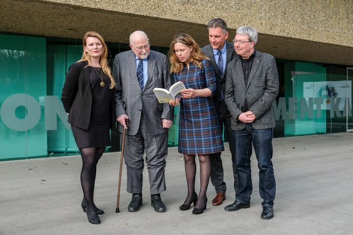 Minister krijgt eerste exemplaar van boek over ‘liefdeswerk’ van ...