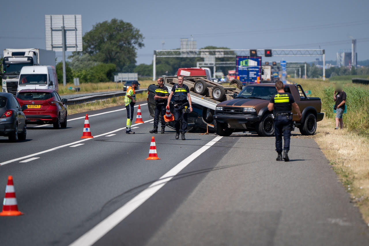 Auto en aanhanger slaan over de kop bij A12 tussen Arnhem en Duitse grens | Foto | AD.nl