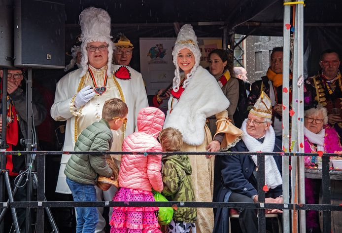 Burgemeester Bruls viert carnaval als Markies Hubèrt | Carnaval 2019 ...