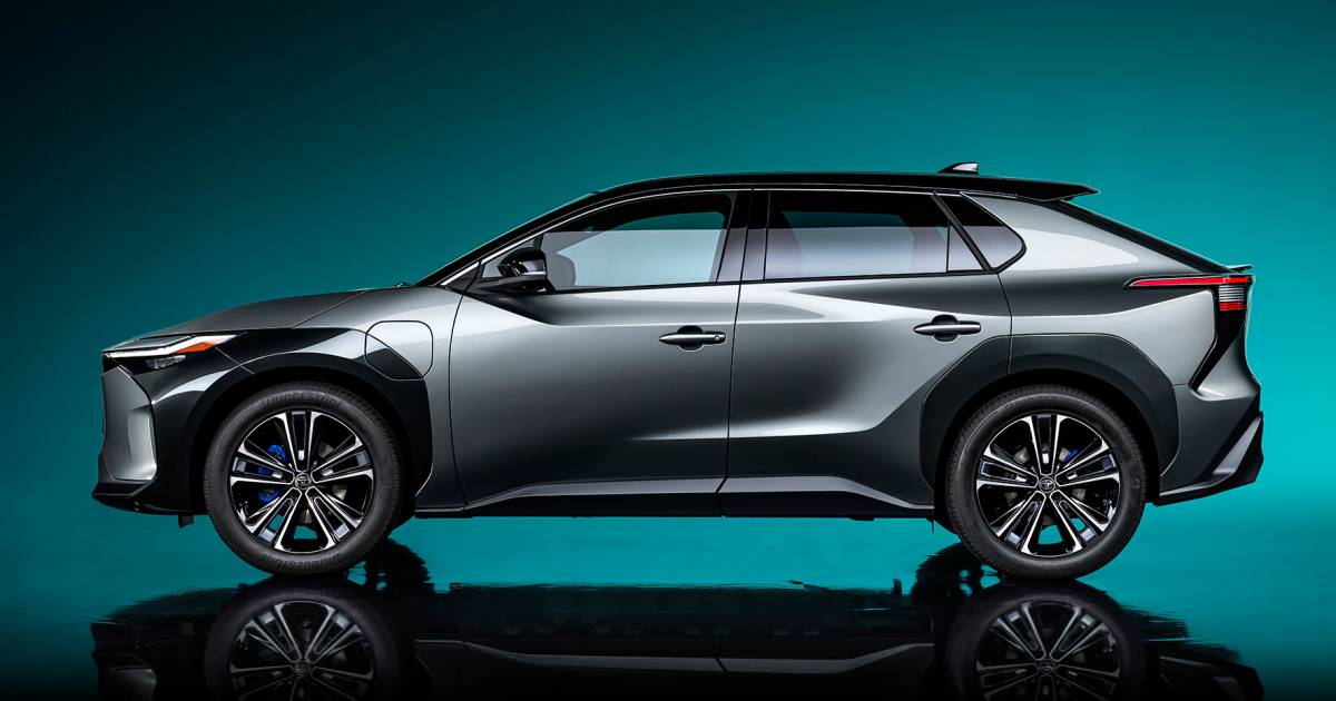 Toyota valt van geloof en presenteert allereerste elektrische auto: de ...