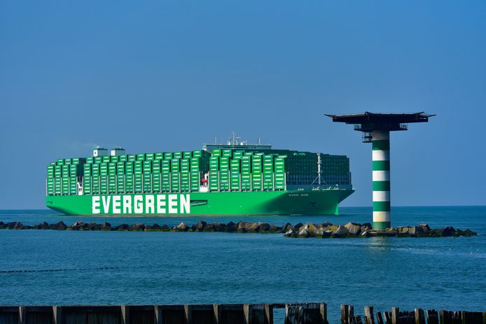 Daar is de Ever Ace! Grootste containerschip ter wereld arriveert in ...