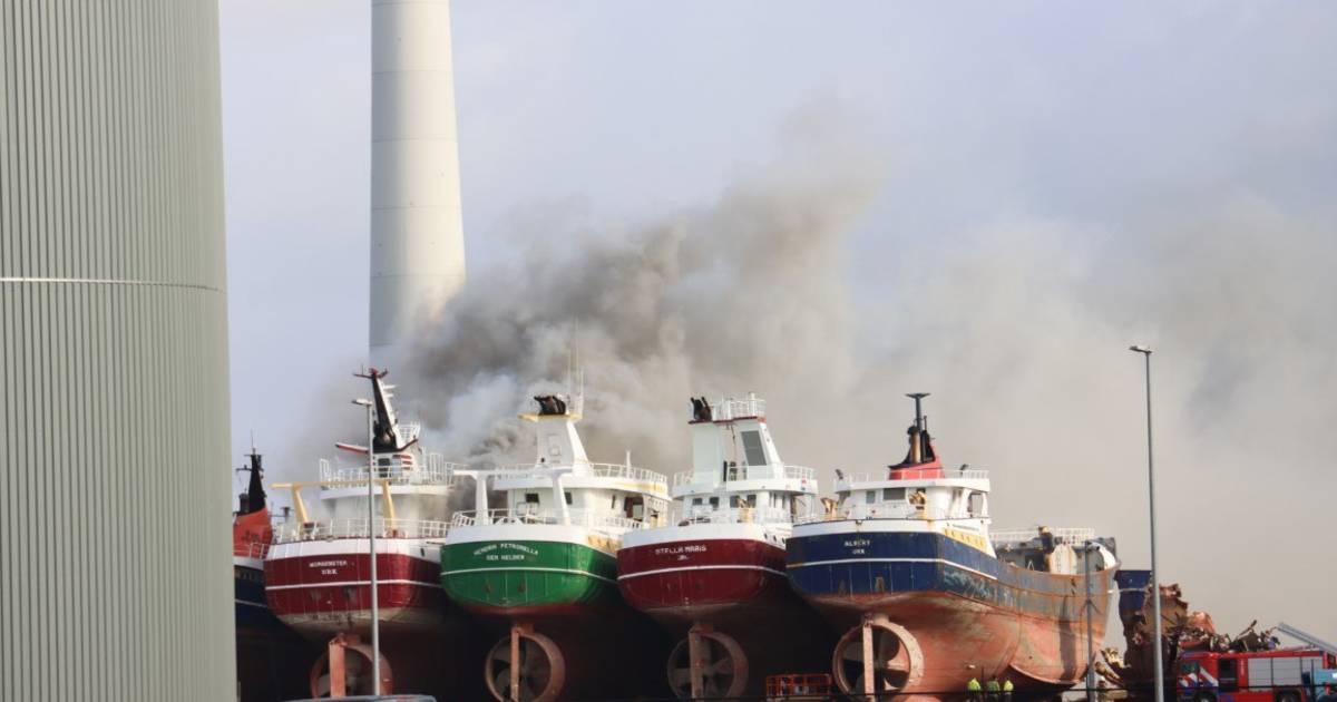 Vonken zorgen voor tweede grote brand in maand op oude viskotter bij ...