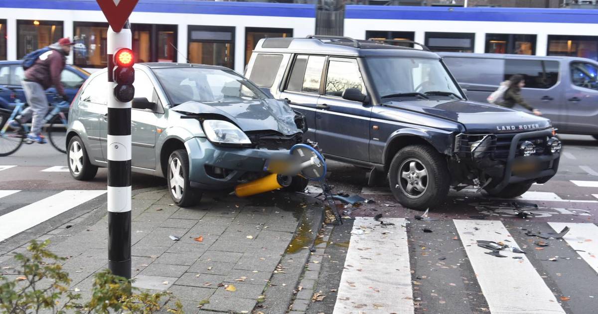 Auto en verkeerspaal flink in de kreukels bij aanrijding op Laan van Meerdervoort | Den Haag | AD.nl