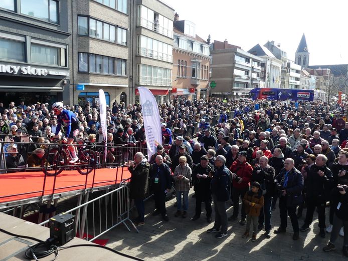 FOTO. Nog meer volk voor start van de mannen op Nokere Koerse | Deinze ...