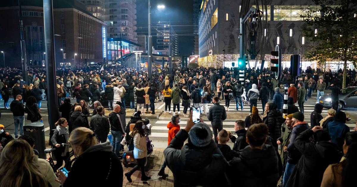 Afschuw over uitgebroken rellen in Rotterdam: ‘Dit is nooit toegestaan ...
