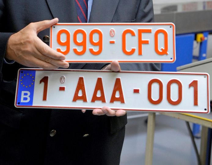 Vrijspraak voor bestuurder die met valse nummerplaat betrapt werd ...