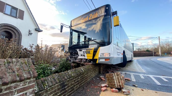 Un bus De Lijn dérape et finit sa route dans un jardin | Faits divers | 7sur7.be