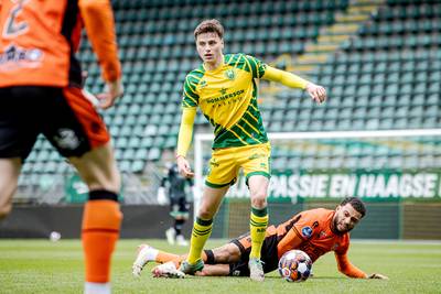 Grote zorgen over ADO-defensie in strijd om promotie: ‘Het is schandalig, soms loop ik even weg ...