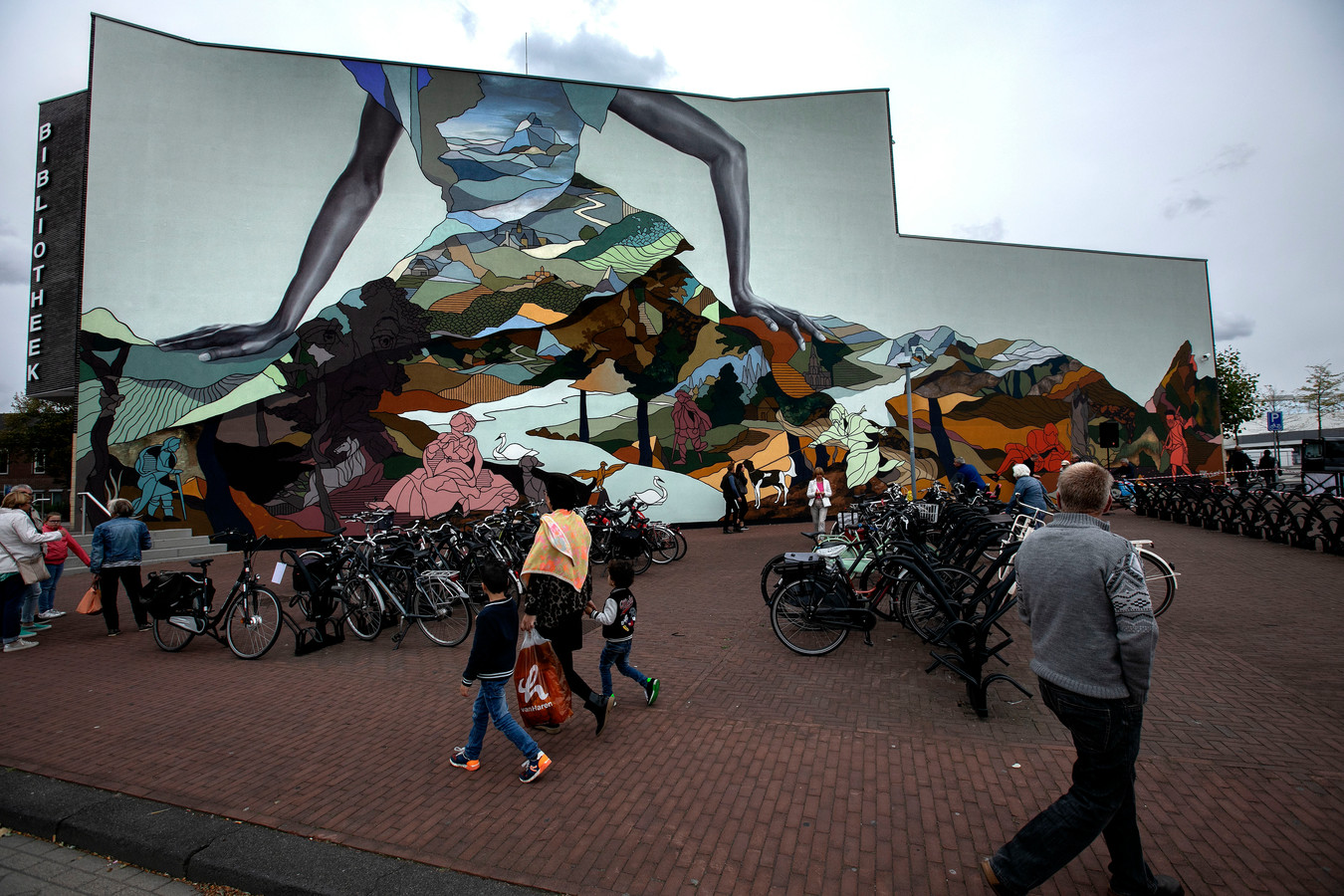 Mural op Draaiorgel- en Edah Museum beschrijft dag uit het leven van ...