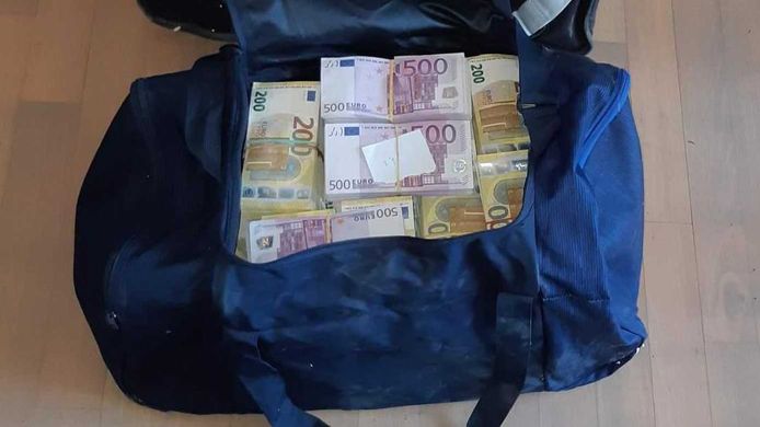 Gepakte koerier die 4,2 miljoen euro crimineel geld vervoerde, krijgt ...
