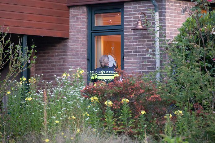 Vrouw ‘s nachts in haar woning overvallen en van sieraden beroofd | Soest | AD.nl