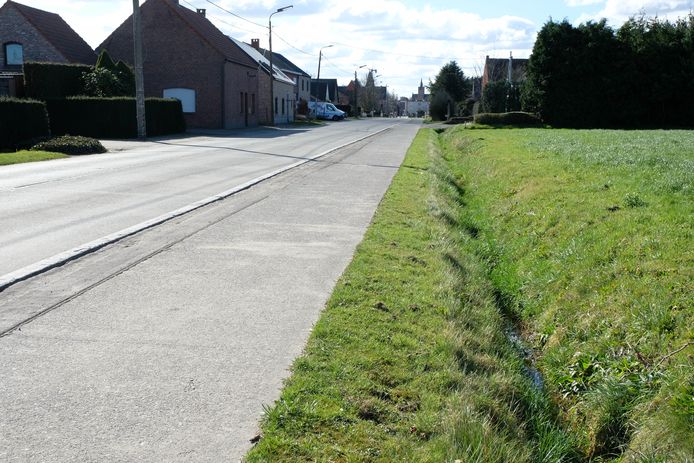 Fietser (75) belandt in gracht naast rijbaan: “Slachtoffer kritiek ...
