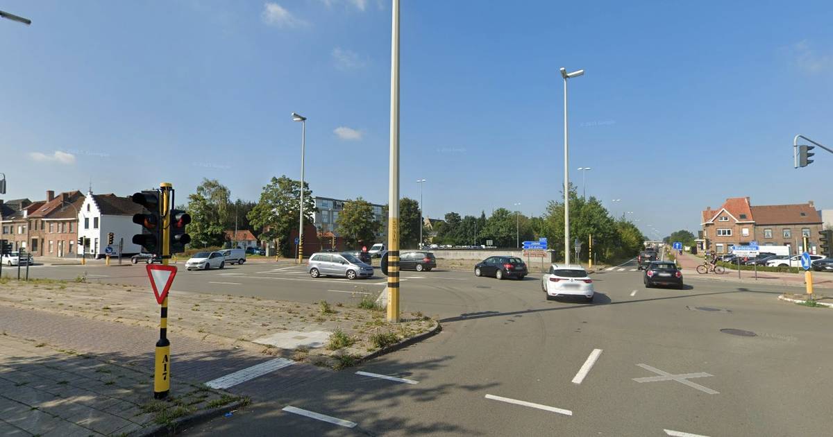 Verkeerslichten op kruispunt Gistelse Steenweg en Expresweg defect | Brugge | hln.be