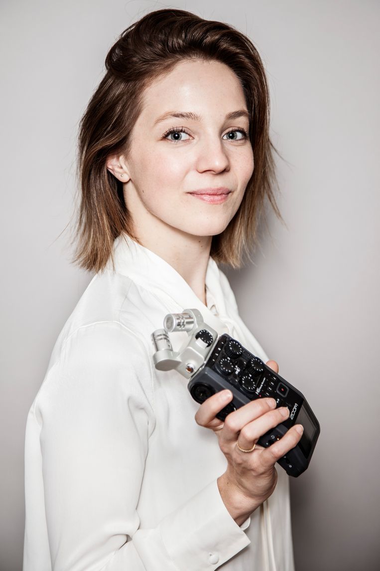 Geluidskunstenaar Elise ’t Hart stopte toetsenbord en poes in een kastje