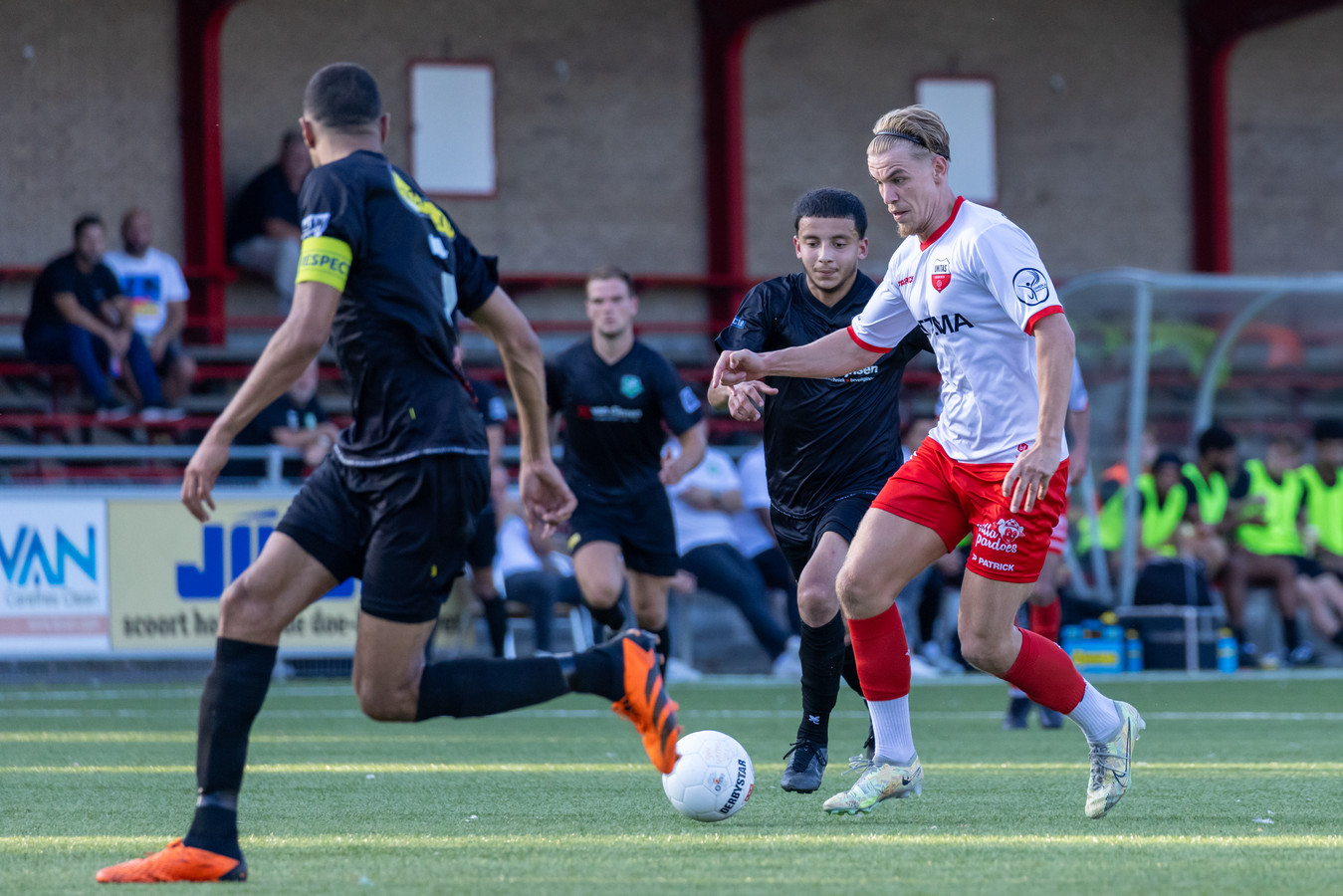 Horrorstart voor Unitas-verdediger: Kevin Nikolov veroorzaakt ...