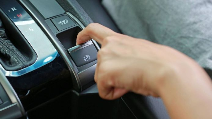 Is de elektronische handrem 'stom' en 'gevaarlijk'? | Auto | AD.nl