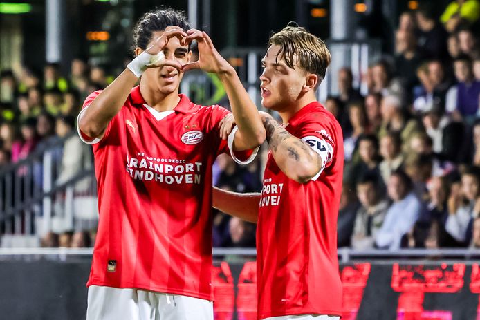 Bij PSV staan deze nieuwe talenten op, die Helmond Sport een tik geven ...