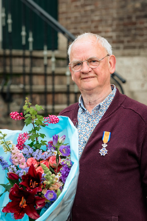 Vier Baarlese duizendpoten gedecoreerd met lintje | Foto | AD.nl