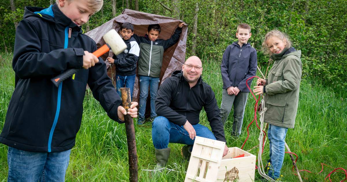 Gymleraar Rutger (44) stoomt een nieuwe generatie huttenbouwers klaar ...
