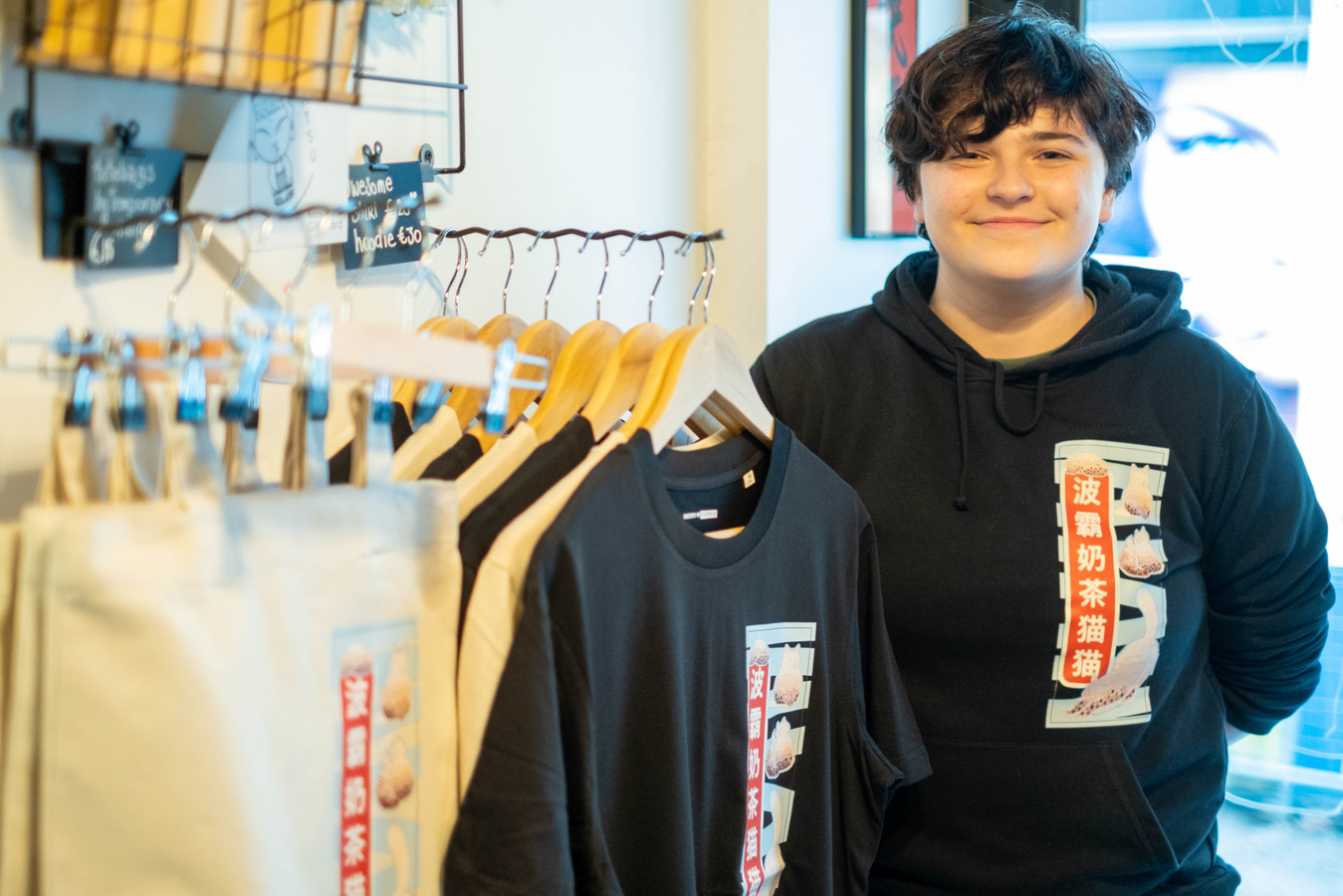 Lore (18) tekent raamdecoratie én kledingcollectie voor Matsu: “Zo blij ...