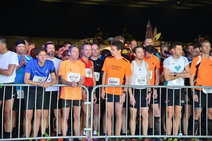 Duizenden ambtenaren lopen en wandelen in Breda tijdens NK veldloop op ... Duizenden ambtenaren lopen en wandelen in Breda tijdens NK veldloop op ...