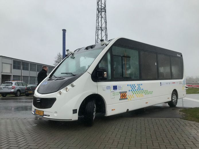 Na 8 miljoen euro subsidie eindigt deze zelfrijdende bus als ...