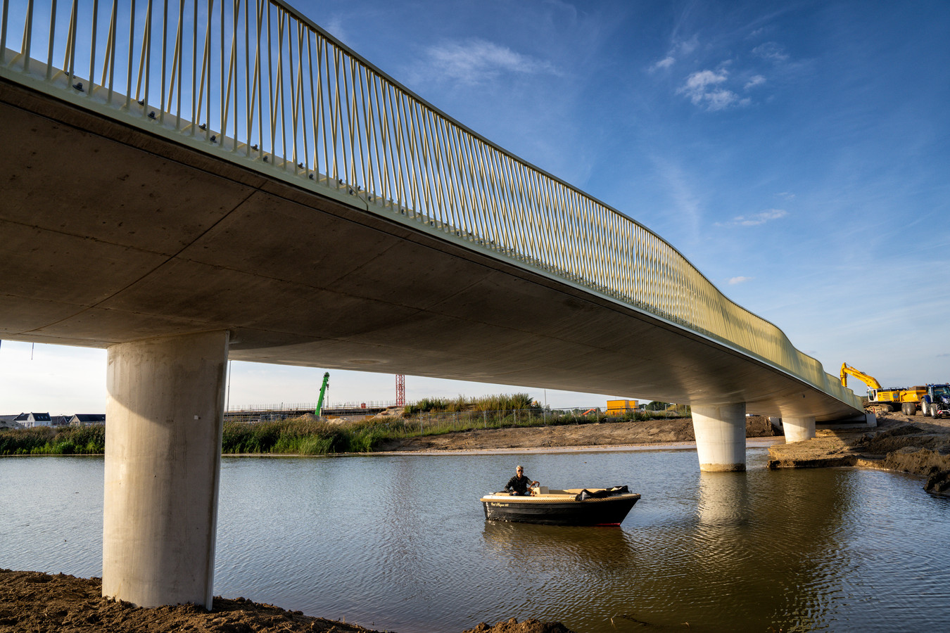 Jack Koch vaart als eerste onder nieuwe brug in Groote Wielen: ‘Ons ...
