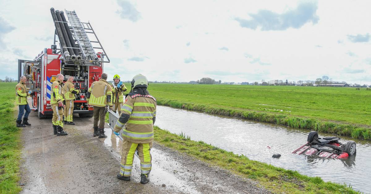 Auto op zijn kop in water in De Meern, bestuurder spoorloos | Utrecht ...