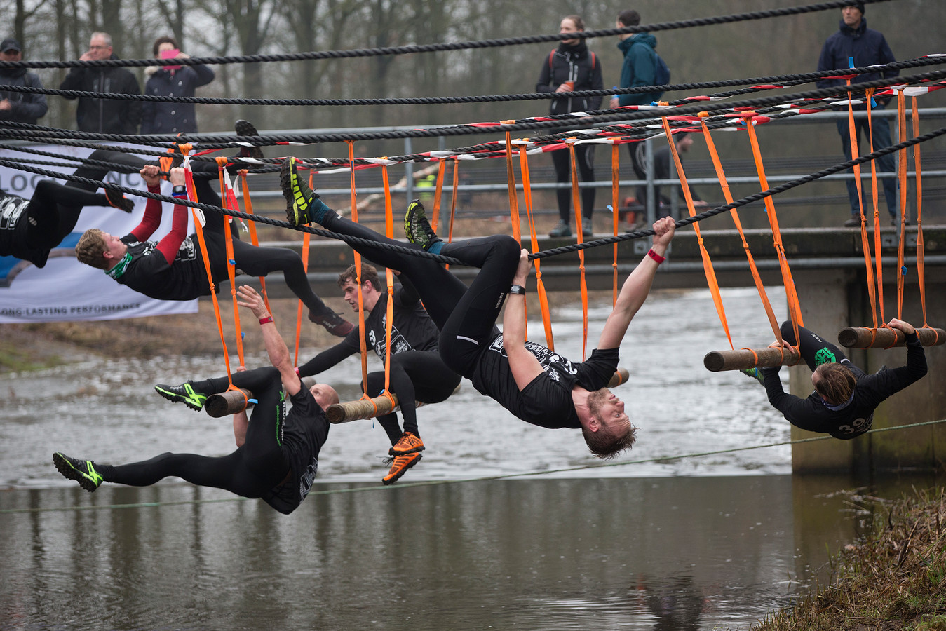 31e Survivalrun Beltrum met 61 hindernissen: ploeteren en afzien | Foto ...