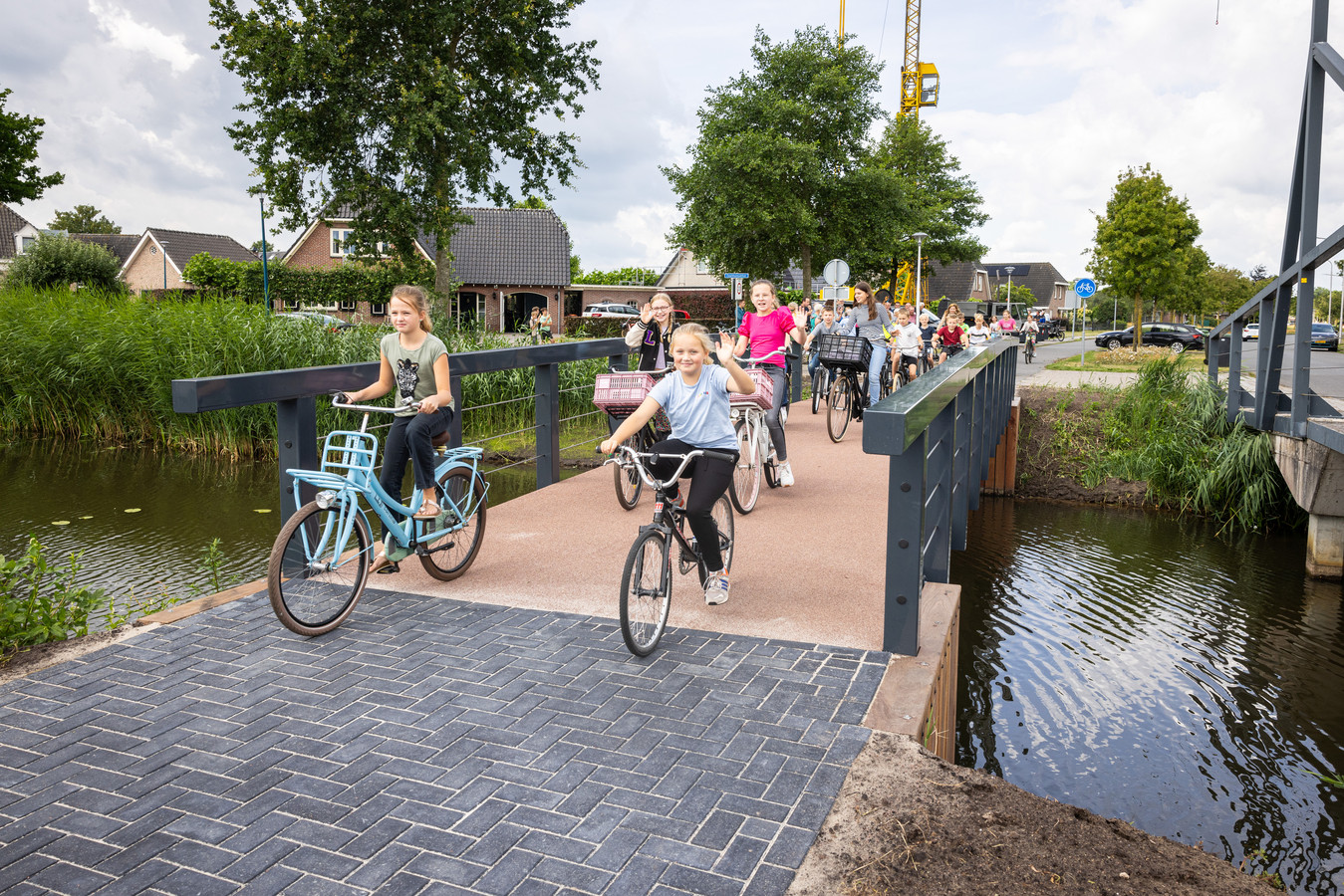 Nieuwe fietsbrug maakt het in Dedemsvaart allemaal net wat logischer en veiliger | Foto ...