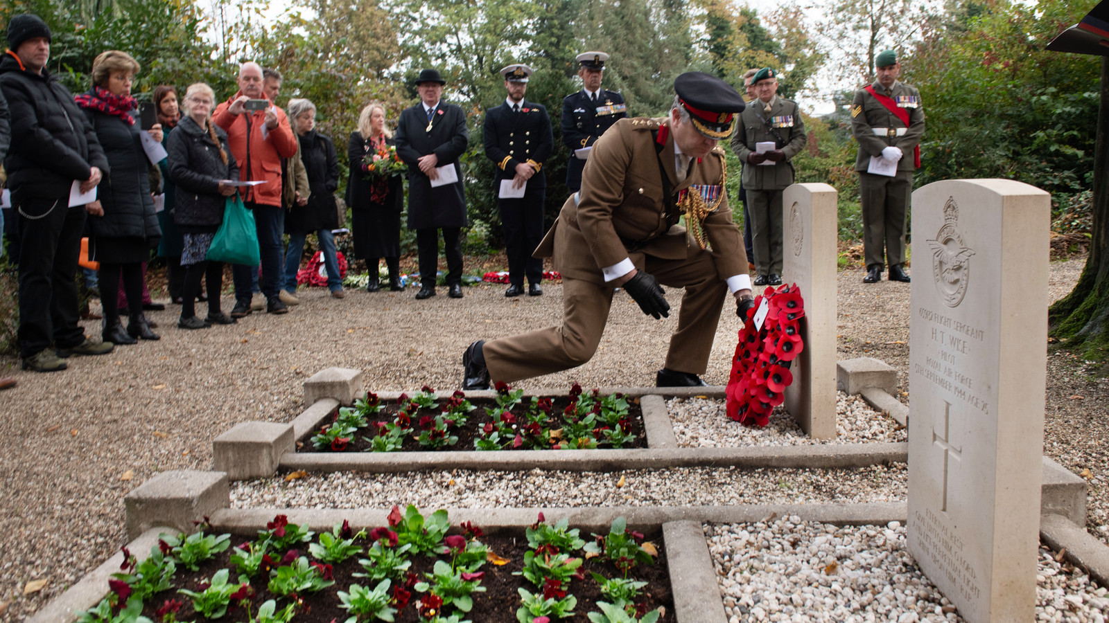 Na 78 jaar vloeien er eindelijk tranen bij het graf van marinier Geoff ...