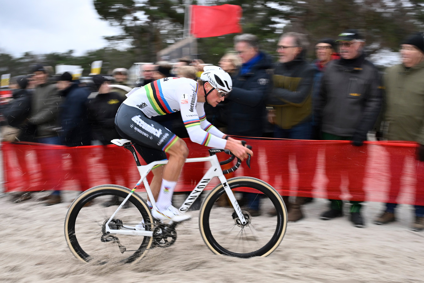 Oppermachtige Mathieu van der Poel triomfeert in Mol en zet Wout van ...