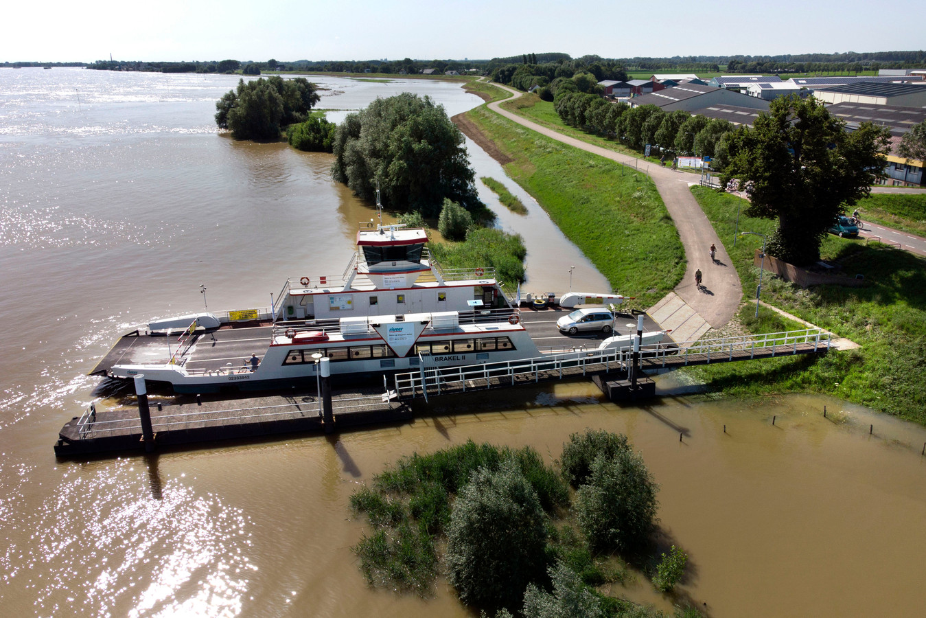Veerpont tussen Herwijnen en Brakel uit de vaart door aanvaring met ...