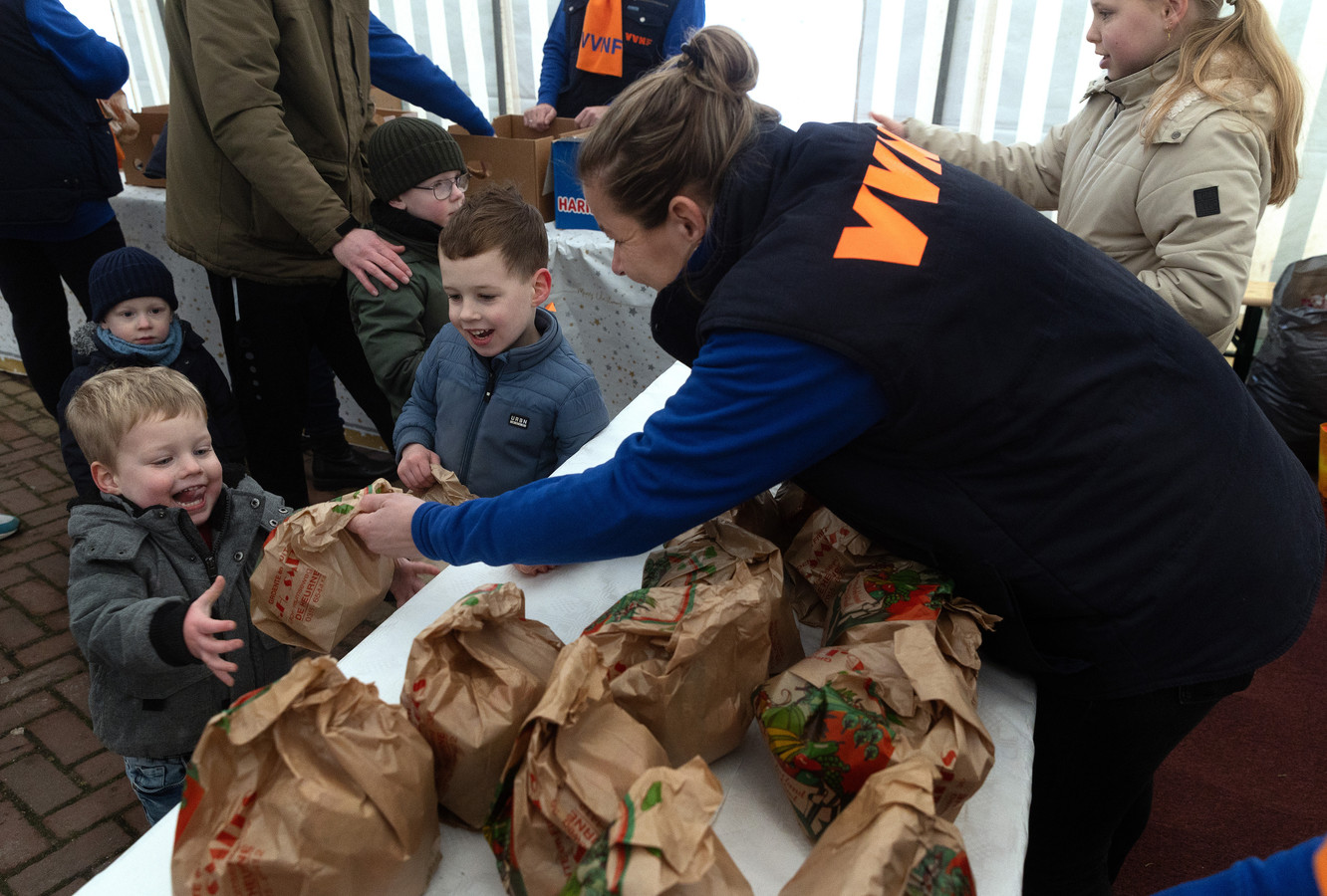 Oude traditie in ere gehouden; ni’j aors toete voor Dinxperlose kinderen | Foto | gelderlander.nl