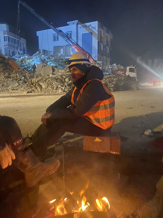 Ineens moet Akin (25) uit Apeldoorn stil zijn... Zijn er overlevenden ...