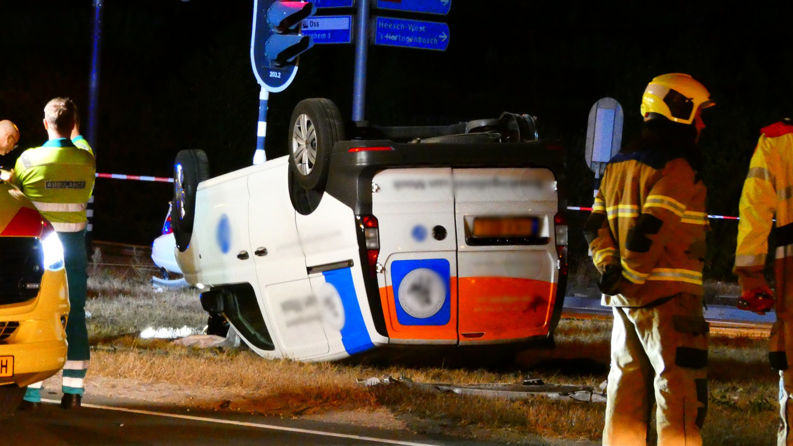 Vrouw (22) uit Berghem overleden bij botsing tussen bestelbus en auto ...