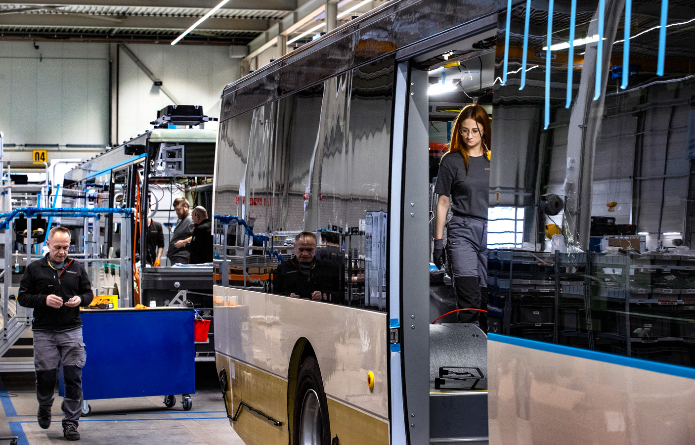 Tekort aan onderdelen en personeel zet rem op productie bussen; Ebusco ...