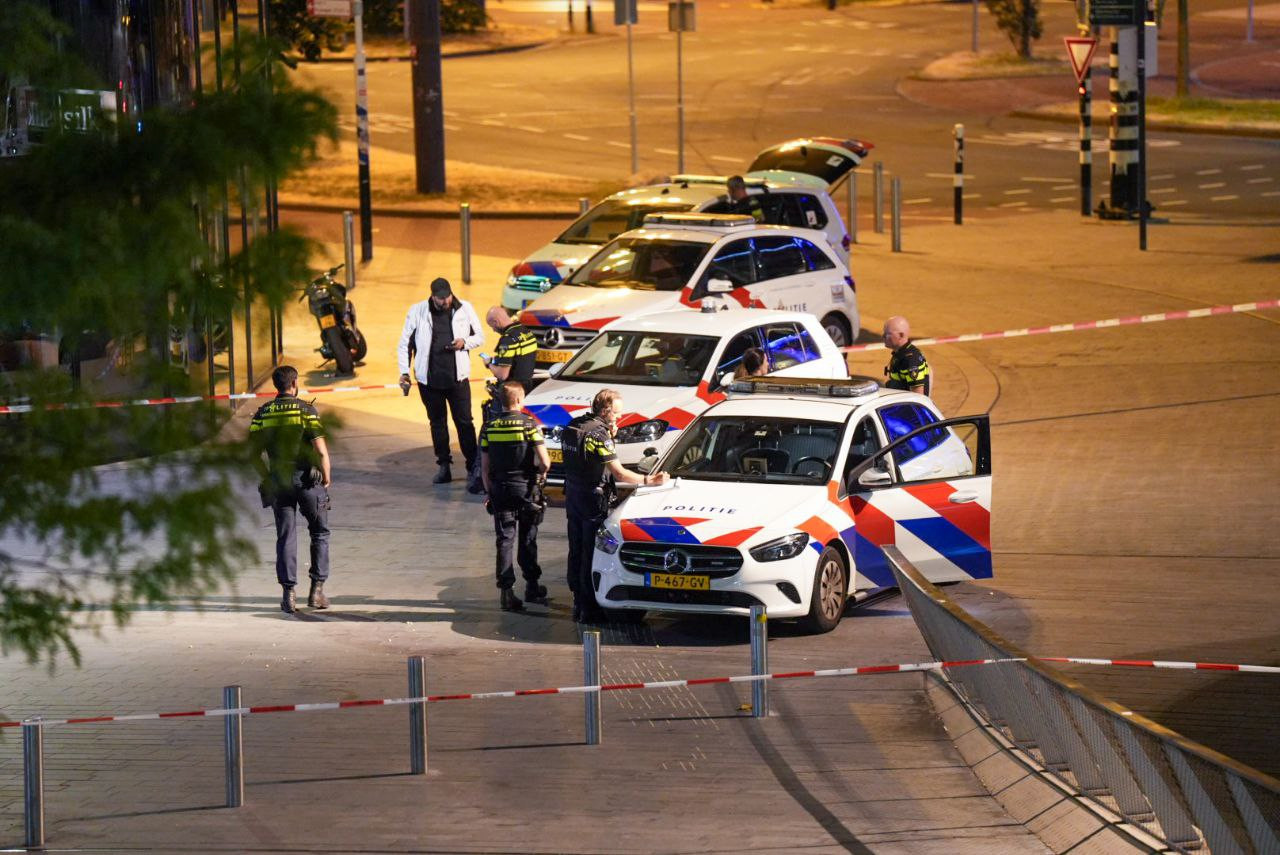 Man zwaargewond aangetroffen bij Station Arnhem Centraal | Foto ...