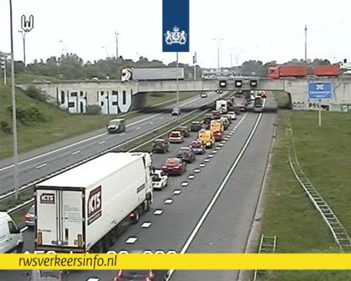 Vrachtwagen met pech zorgt tijdelijk voor dichte rijstrook en grote ...