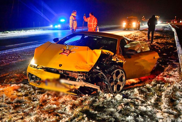 Dure Lamborghini rijdt tegen vangrail, motorkap met kerstrendier zwaar ...