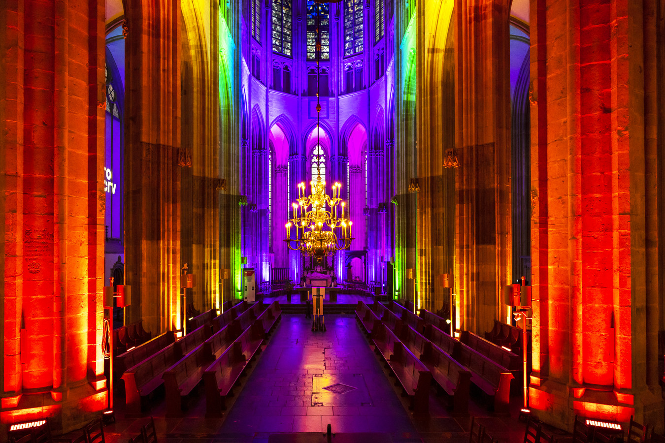 Waarom de Domkerk de komende drie dagen in regenboogkleuren gehuld is ...