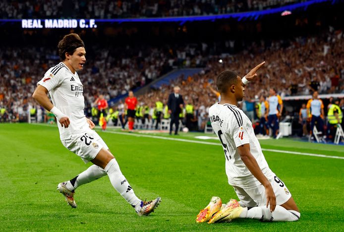 Hoezo, ruis op hun relatie? Vinicius laat Mbappé de penalty trappen en ...