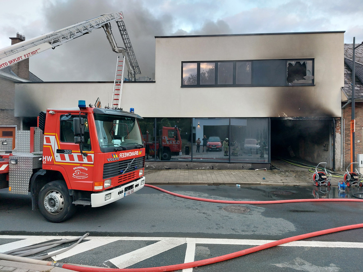 Uitslaande brand legt atelier, handelsruimte en appartementen in de as ...
