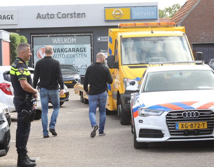 FIOD doet inval bij Auto Corsten in Mariahout, landelijk 500 auto's in ...