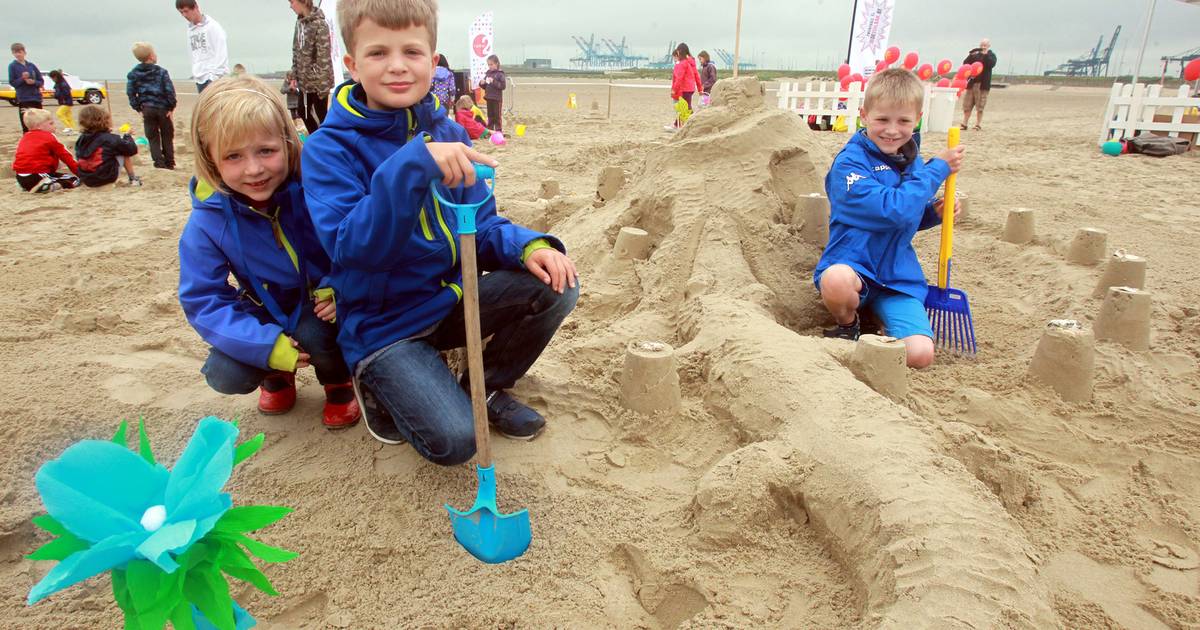 Kinderen bouwen zandkastelen op proper strand | Brugge | hln.be