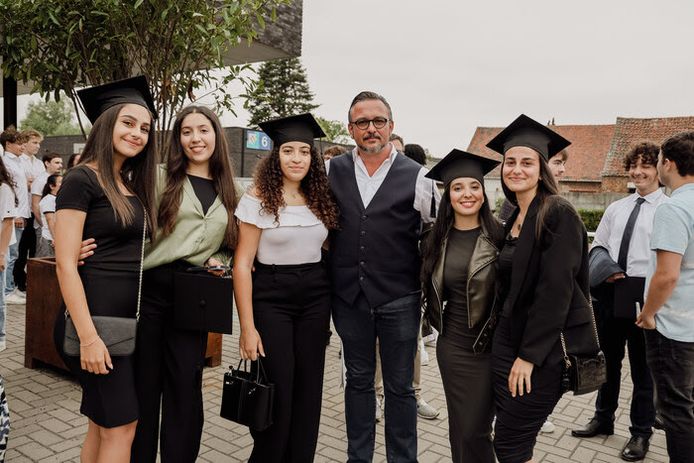 Meneer Segers neemt afscheid van zijn leerlingen | Dilbeek | hln.be