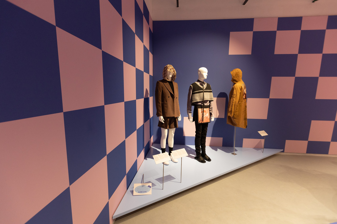 Nieuwe expo Modemuseum Hasselt doet bezoekers nadenken over kleding ...