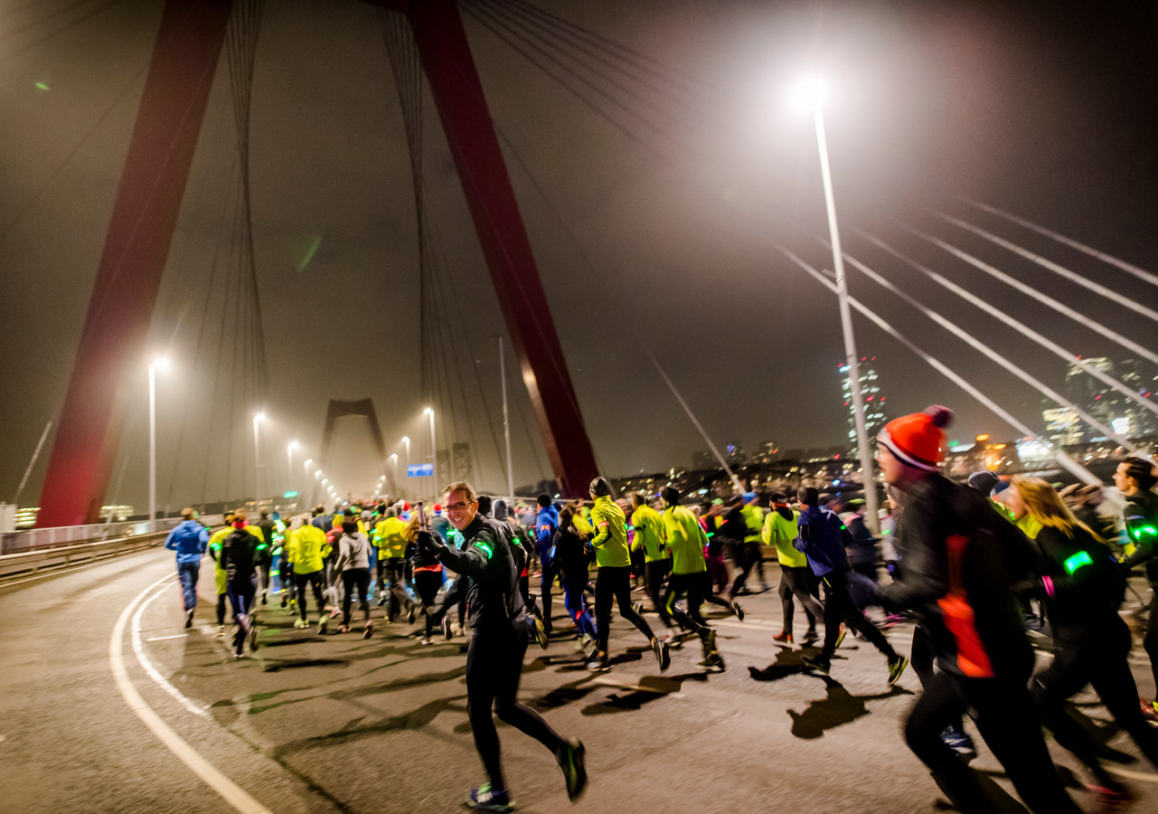 Extra loop van Rotterdam Running Crew start op het Dakpark | Foto | AD.nl
