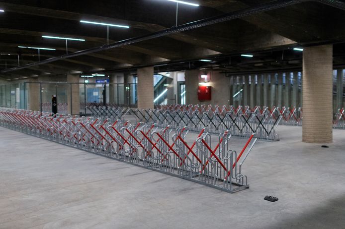 Nieuwe buurtfietsenstalling onder Teniersplaats geopend: “Dit moedigt ...